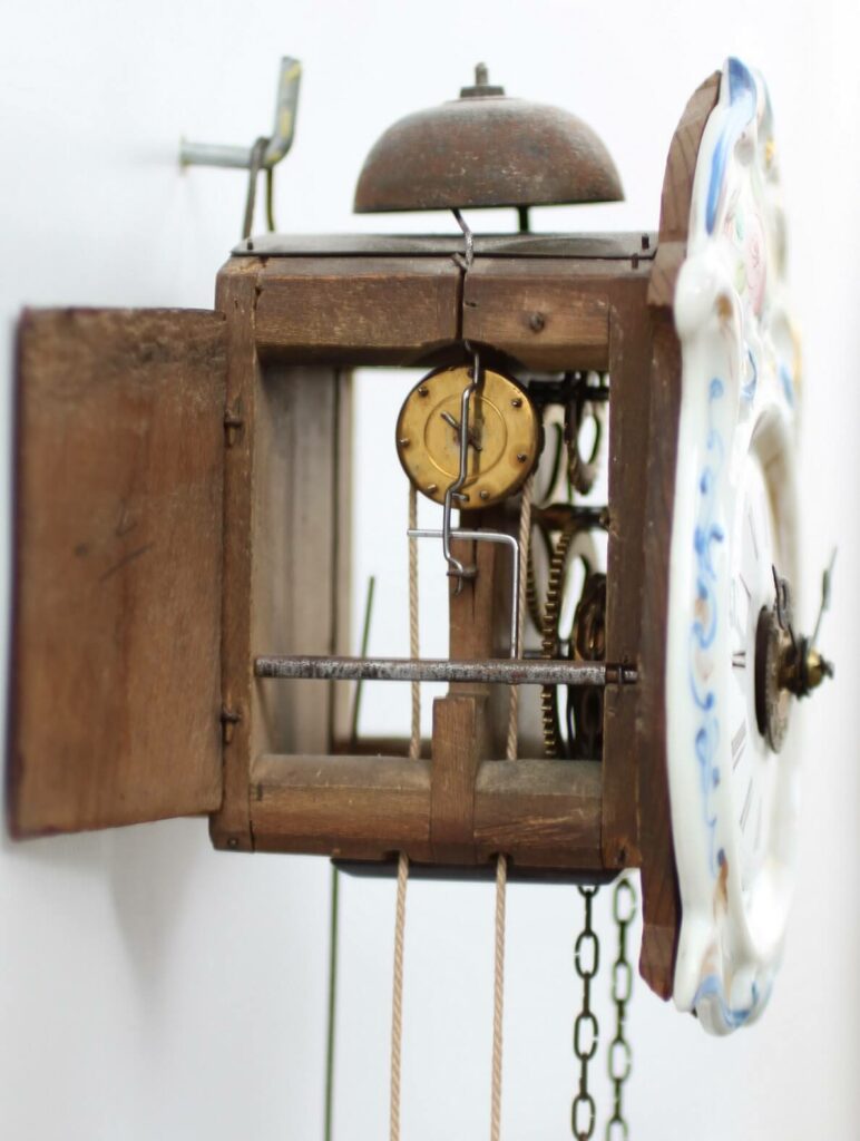 Een miniatuur Duits Schwarzwald wandklokje, Jockele, circa 1860 - Gude ...