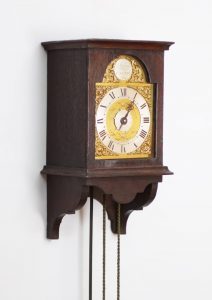 A small English oak hood clock by Marsh Eastry, circa 1750 - Gude & Meis