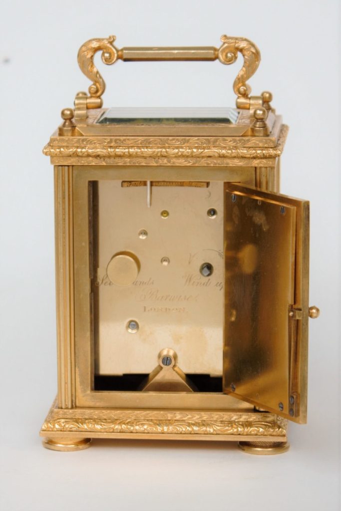 Een zeldzame Engelse gegraveerde reisklok met 'Blue John' panelen ...