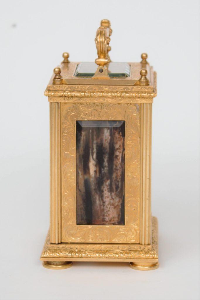 Een zeldzame Engelse gegraveerde reisklok met 'Blue John' panelen ...