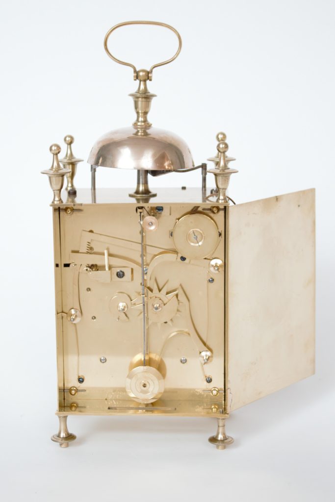 Een Zwitserse messing Capucine, circa 1810 - Gude & Meis | Antieke klokken