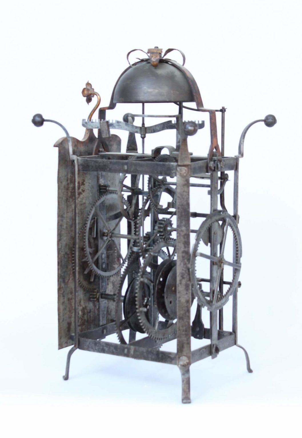 Een grote Zuid Duitse Gotische ijzeren wandklok met foliot, circa 1600 - Gude & Meis | Antieke ...