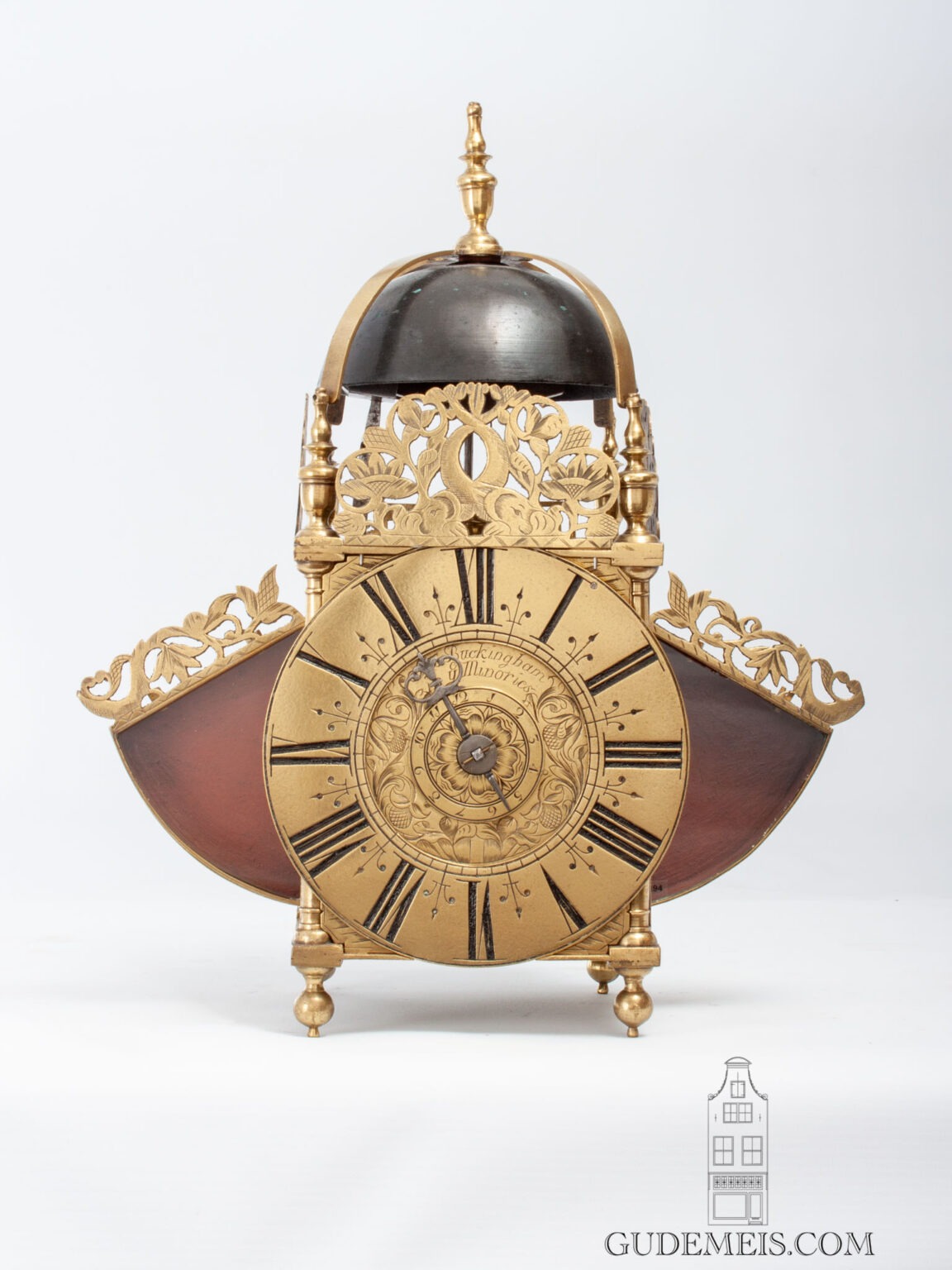 Een Engelse messing 'wing' lantaarnklok met slagwerk en wekker, Joseph ...