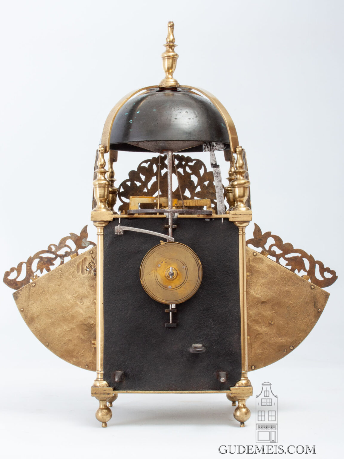 Een Engelse messing 'wing' lantaarnklok met slagwerk en wekker, Joseph ...