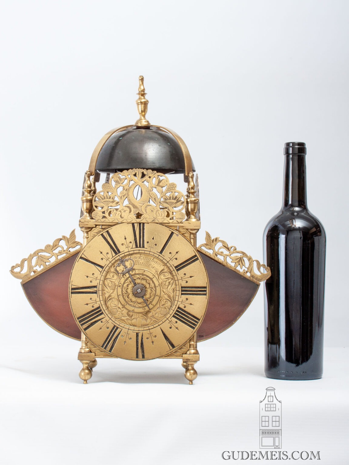 Een Engelse messing 'wing' lantaarnklok met slagwerk en wekker, Joseph ...