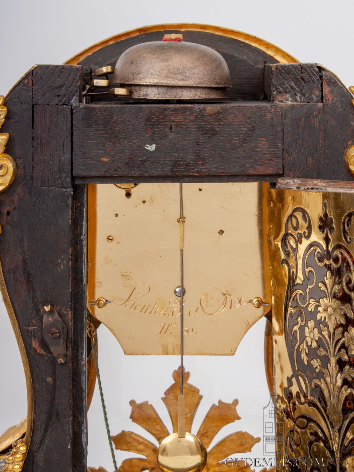 Een klein Frans Regence Boulle consoleklokje met kwartierrepetitie, Lieutaud, circa 1730. - Gude ...